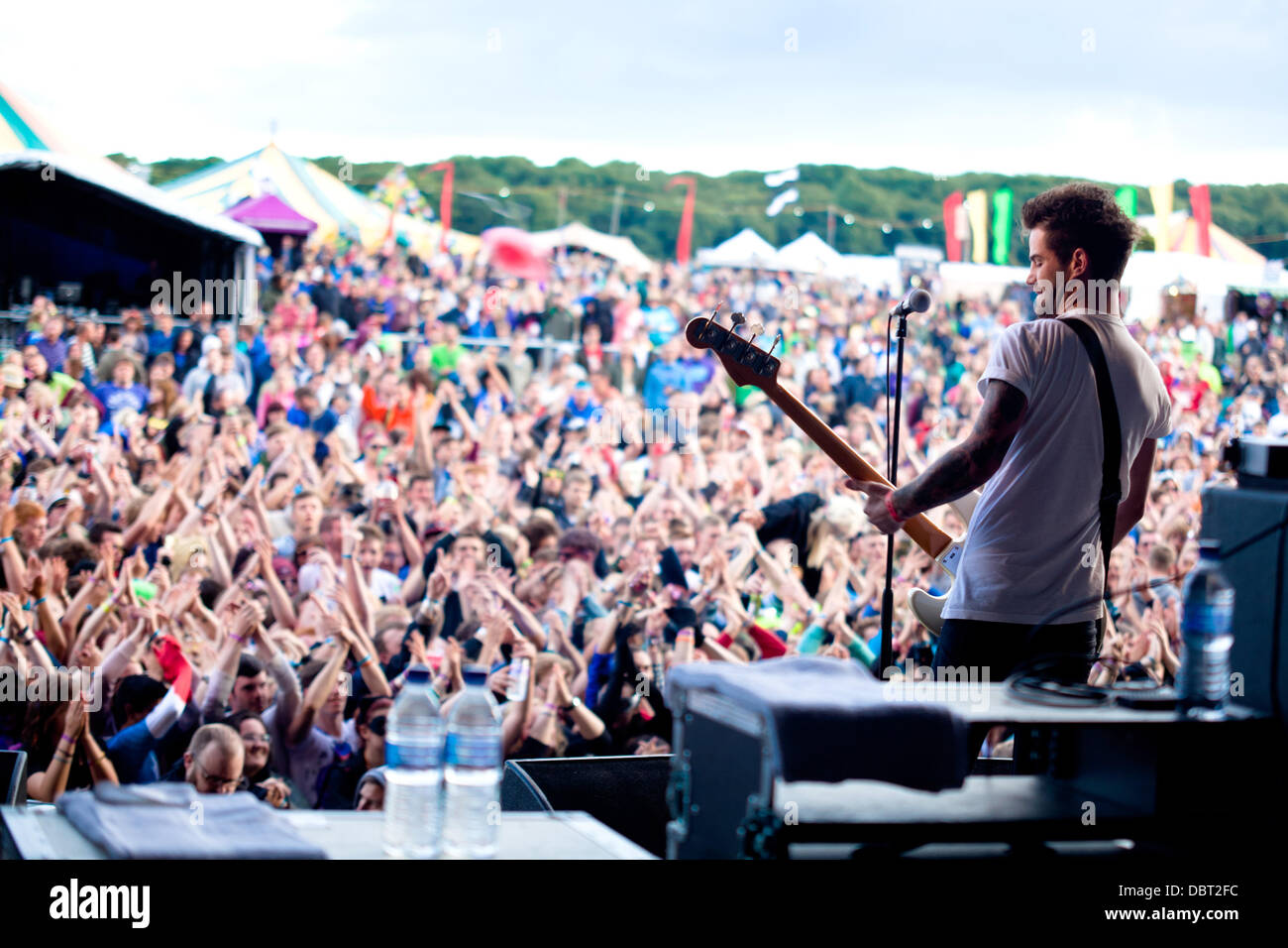 English music festival in the rain hi-res stock photography and images ...