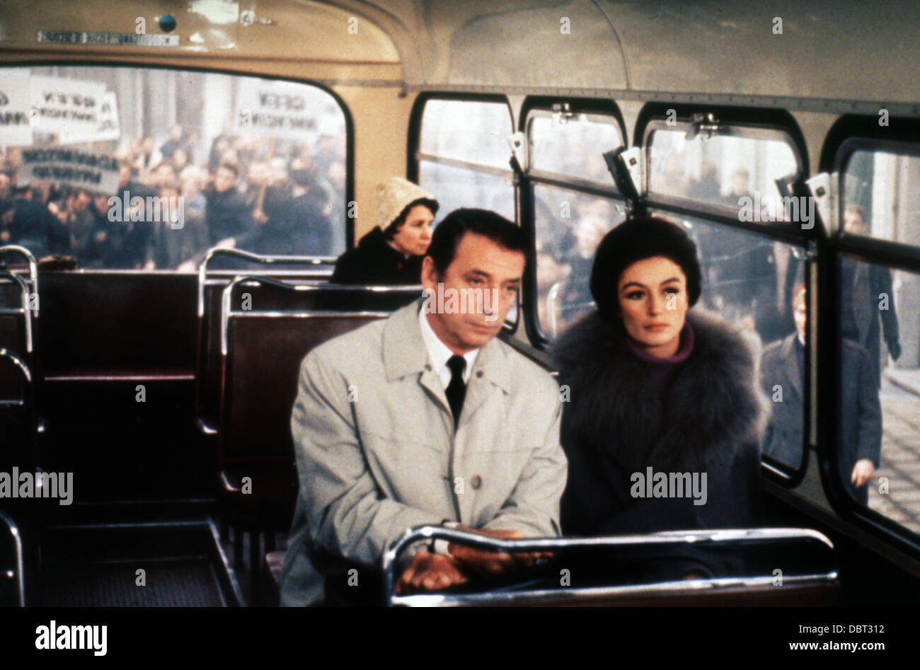 UN SOIR UN TRAIN (1968) YVES MONTAND, ANOUK AIMEE, ANDREW DELVAUX (DIR ...