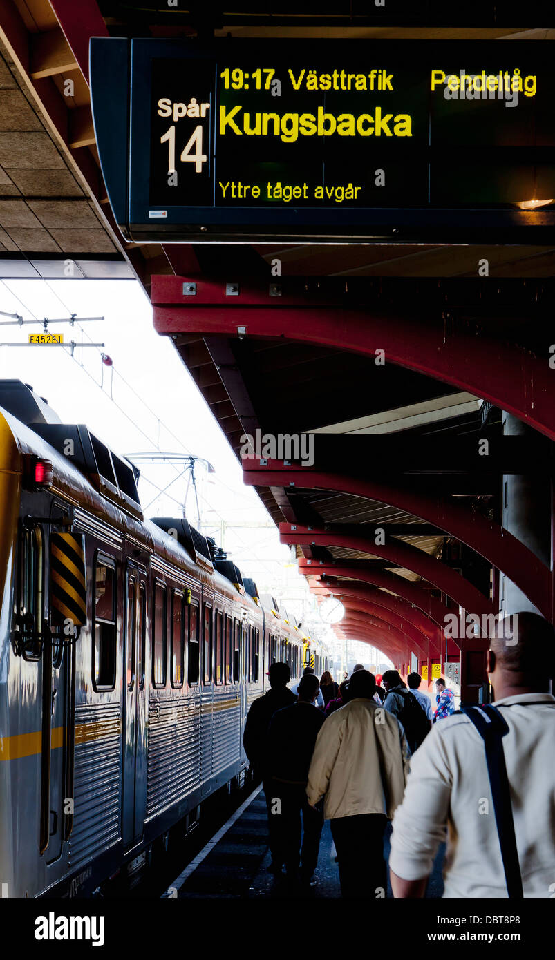 People on train platform hi-res stock photography and images - Alamy