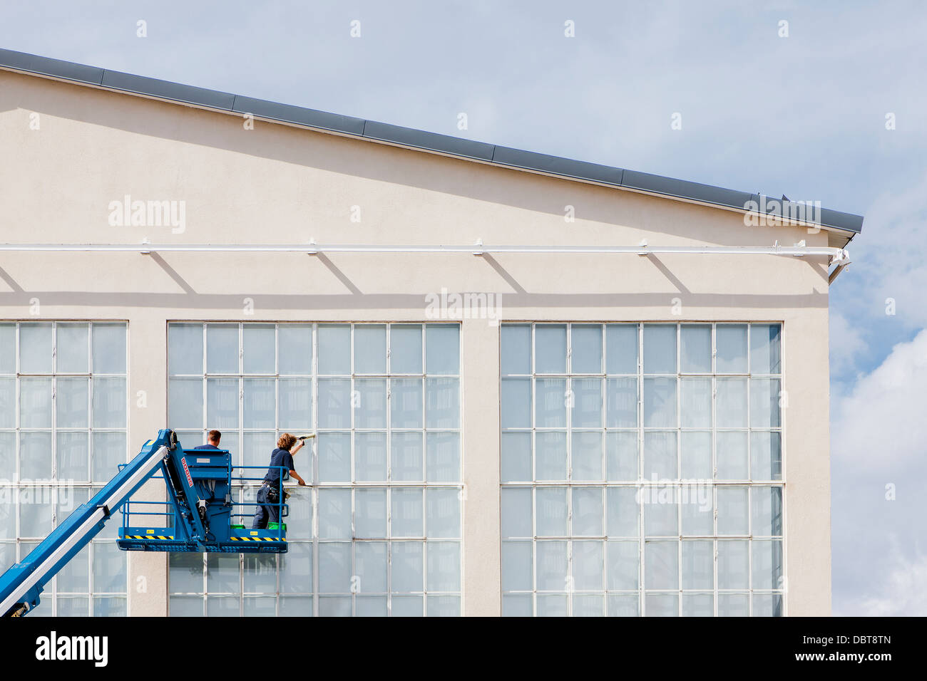 Men cleaning building windows Stock Photo - Alamy