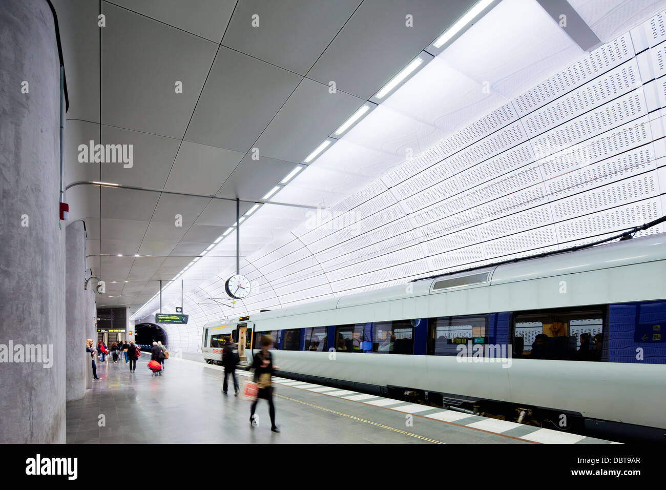 People on the platform hi-res stock photography and images - Alamy