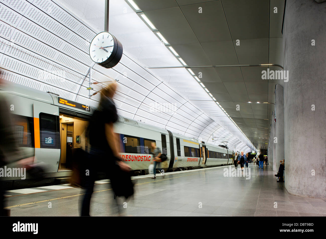 People on the platform hi-res stock photography and images - Alamy