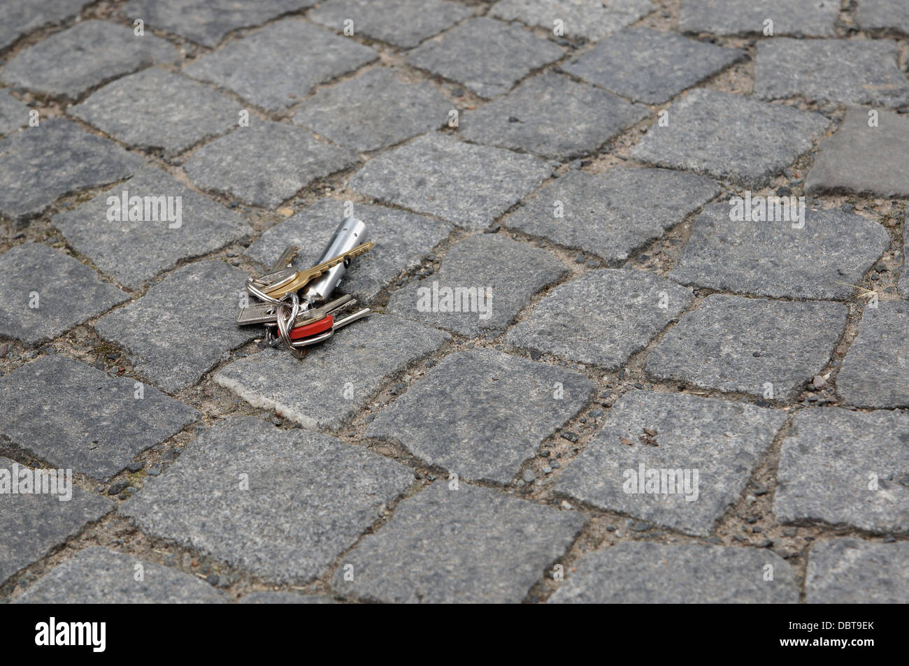 lost set of keys lying on the ground Stock Photo - Alamy