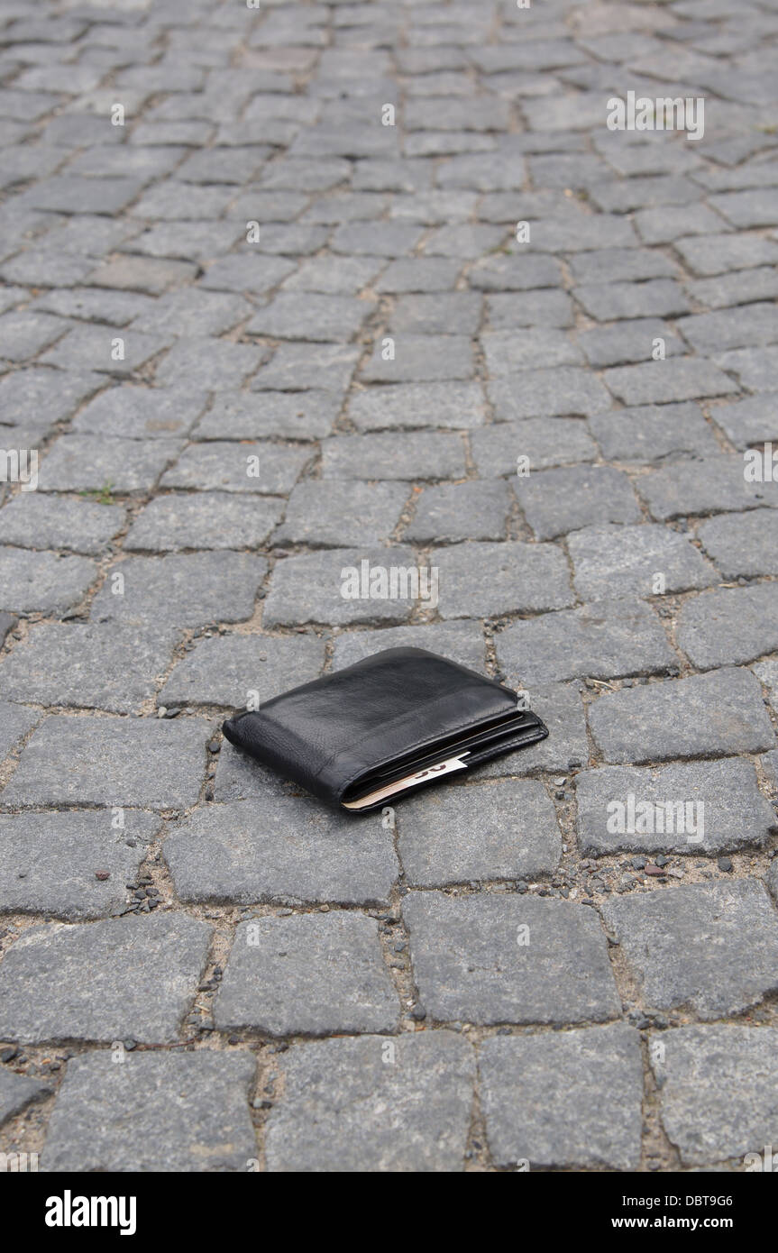 Dropped money pavement hi-res stock photography and images - Alamy