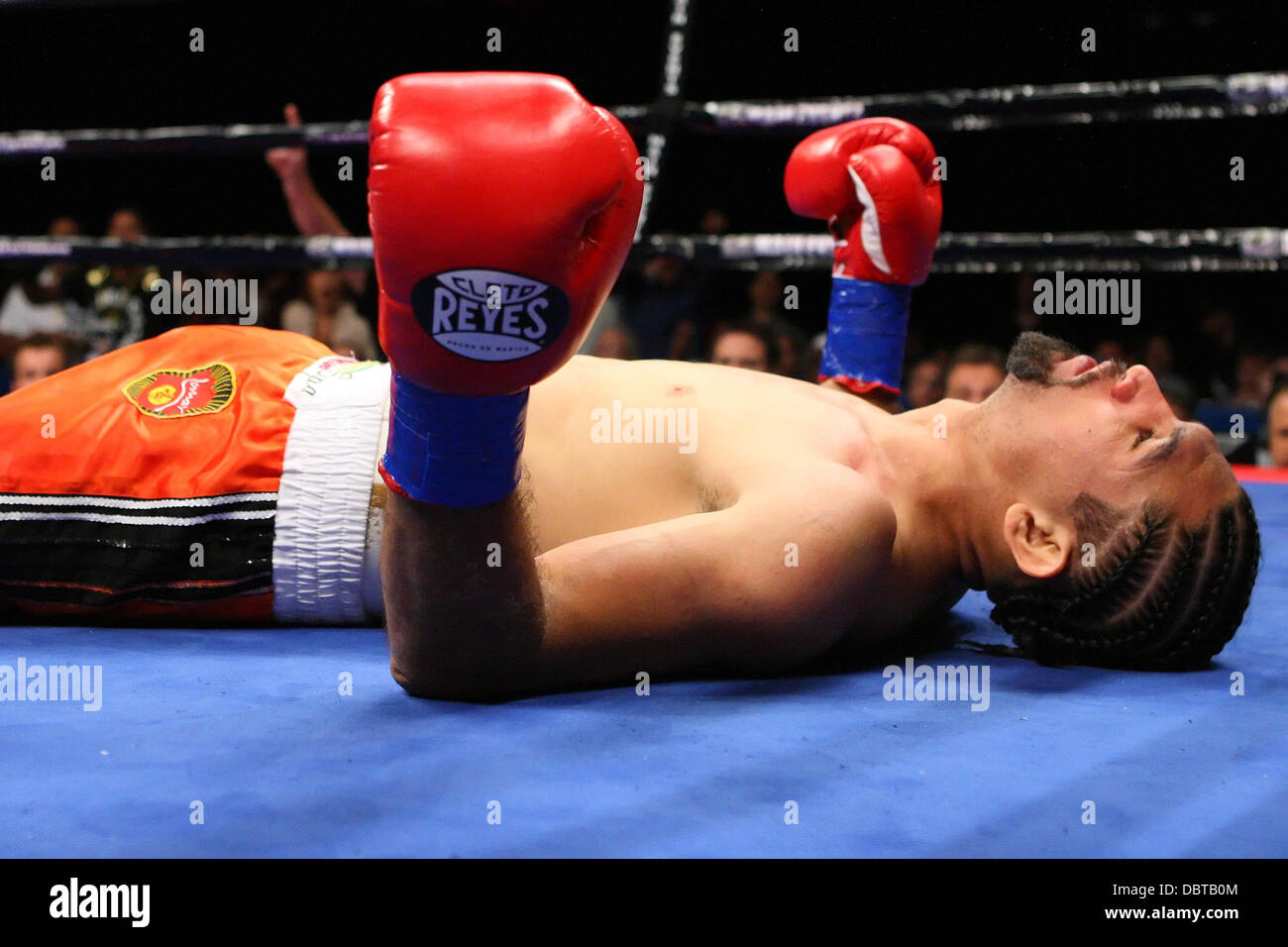 Left hook hi-res stock photography and images - Alamy