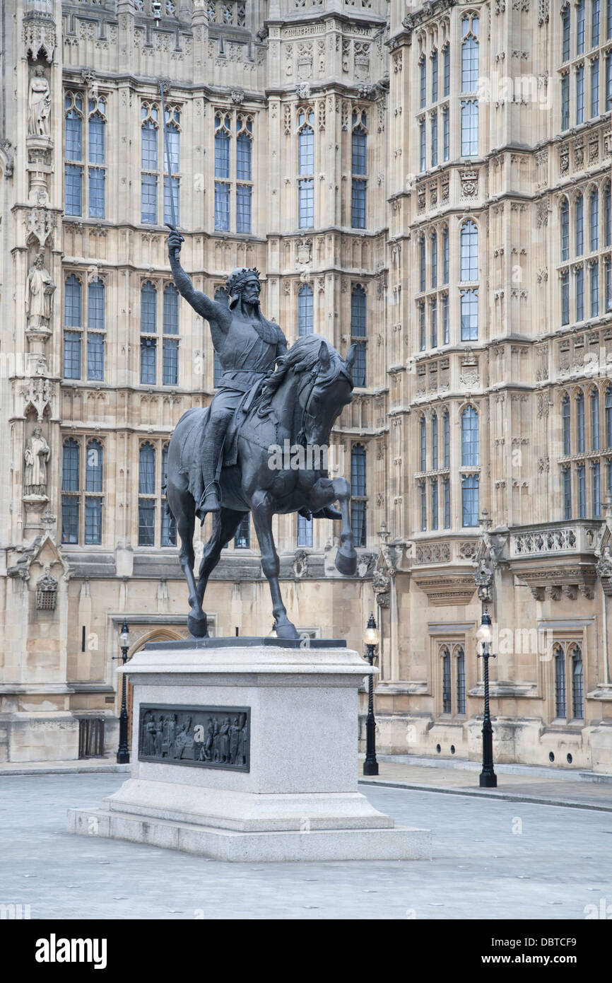 Houses of Parliament with Richard I Statue and Monument, Westminster ...