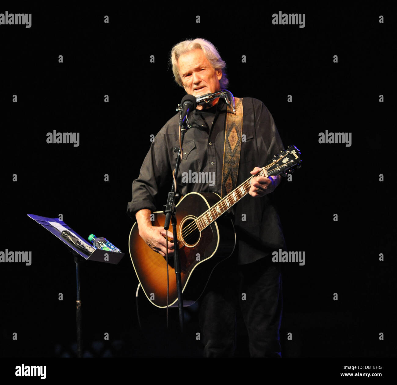 Kris kristofferson hall of fame hi-res stock photography and images - Alamy