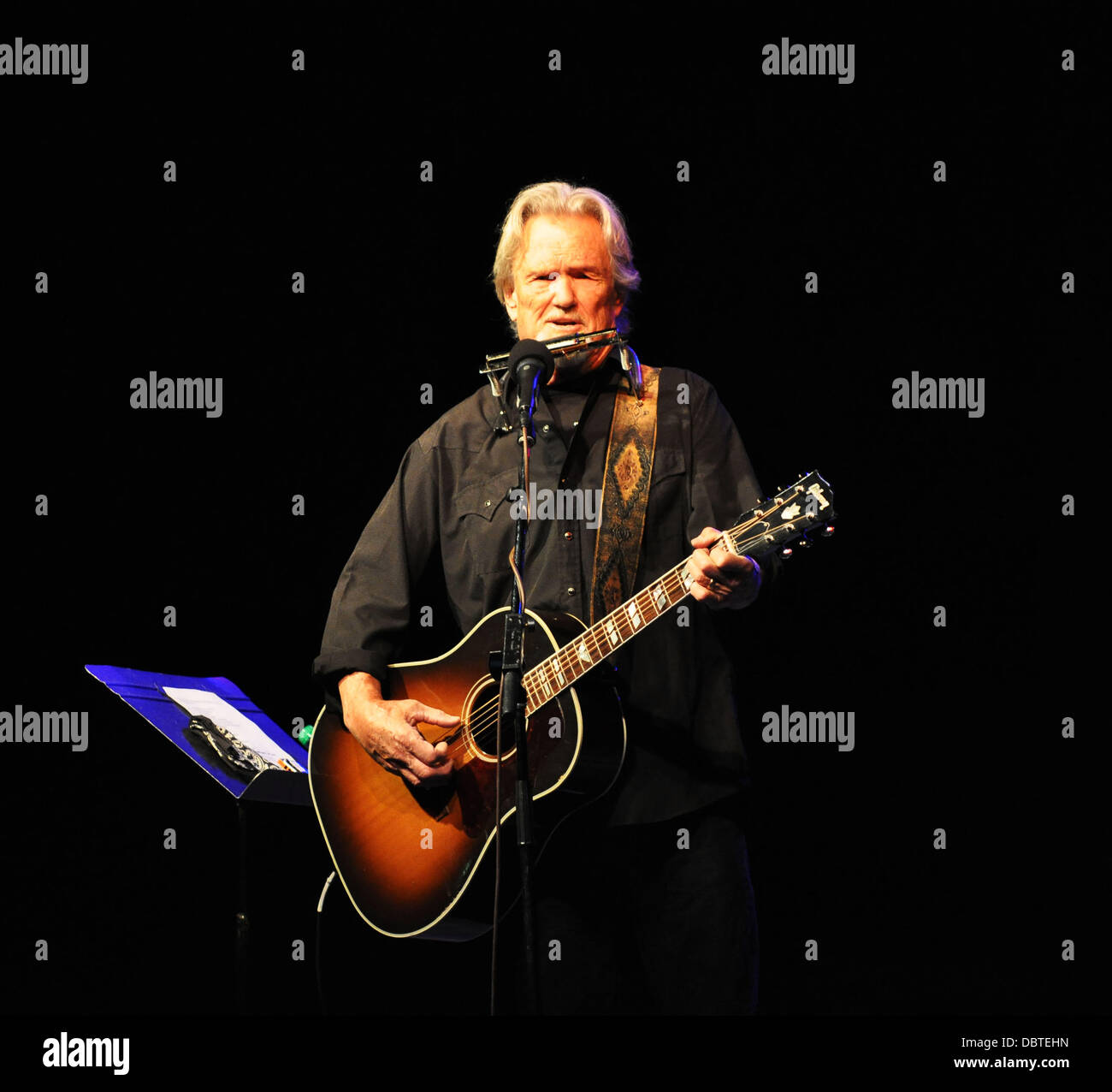 Kris kristofferson hall of fame hi-res stock photography and images - Alamy