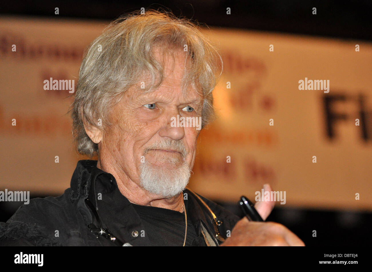 Kris kristofferson hall of fame hi-res stock photography and images - Alamy