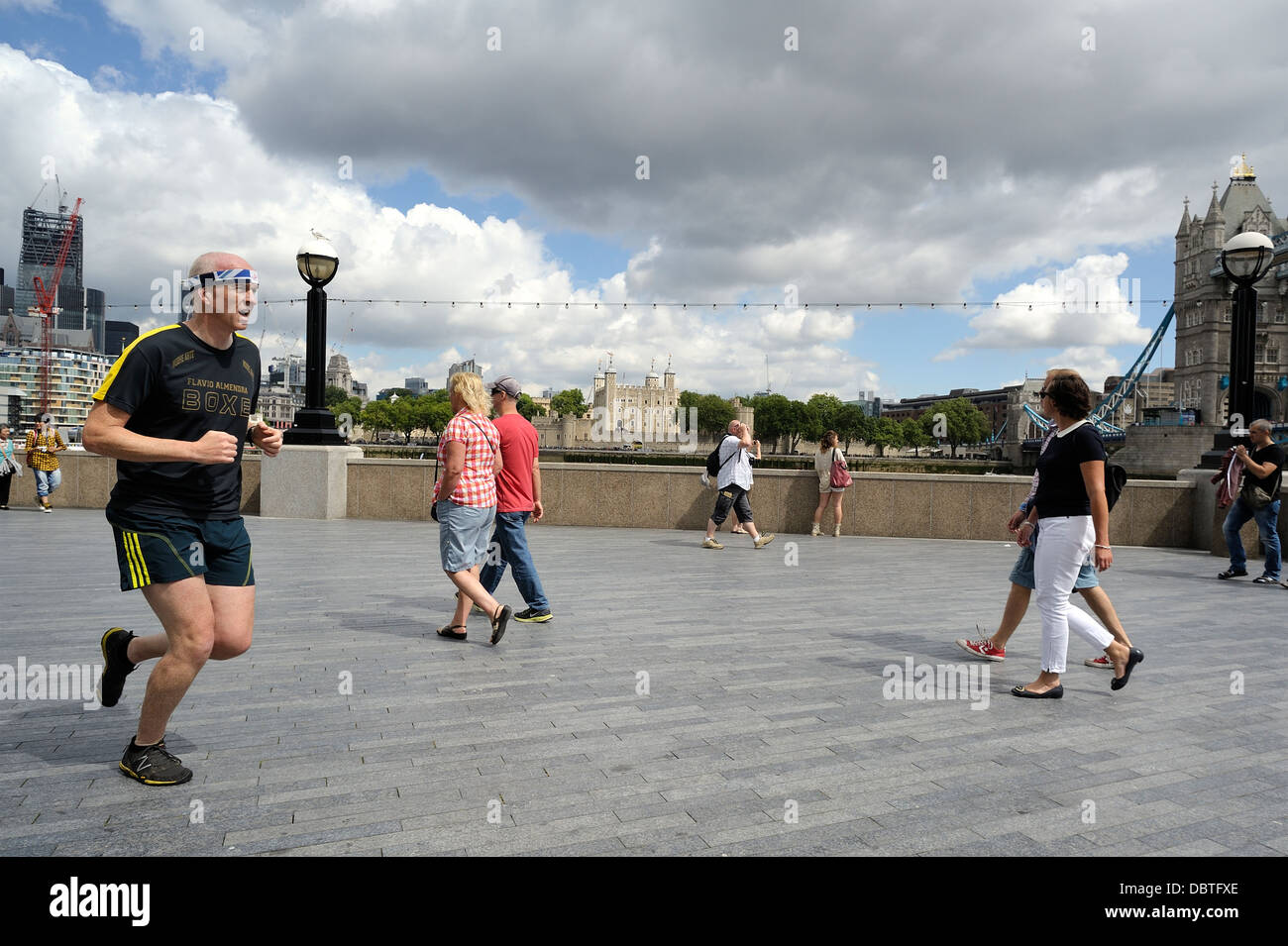 Running along thames hi-res stock photography and images - Alamy