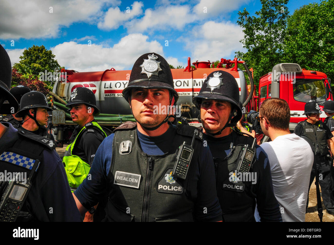 Police Officers keep their cool in the intense heat as another lorry ...