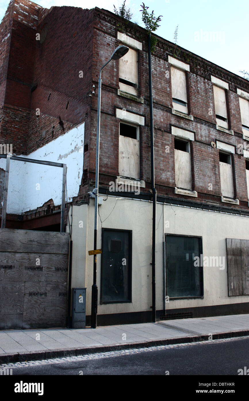 Half destroyed building hi-res stock photography and images - Alamy