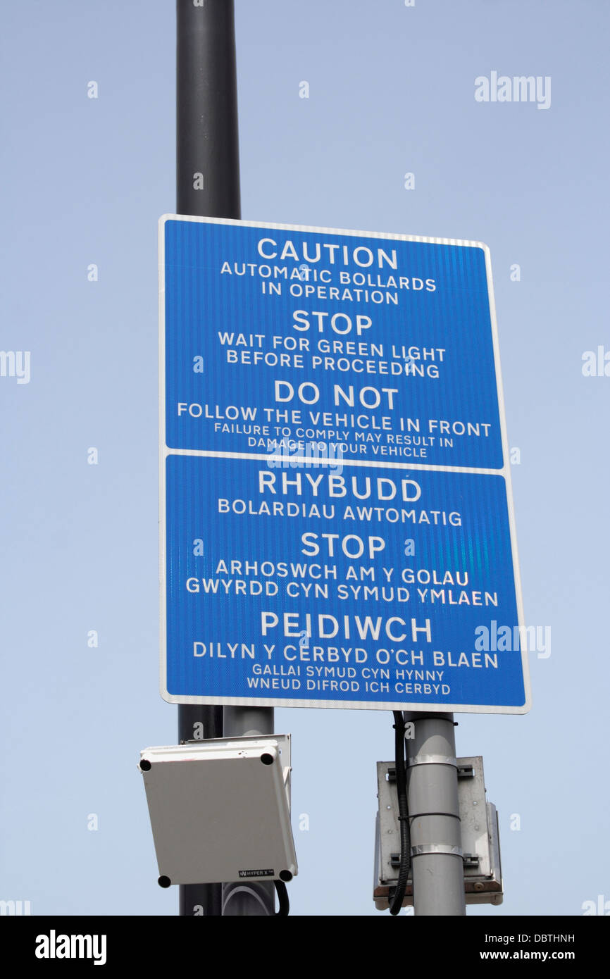 Bi Lingual English Welsh Street Signs Stock Photo - Alamy