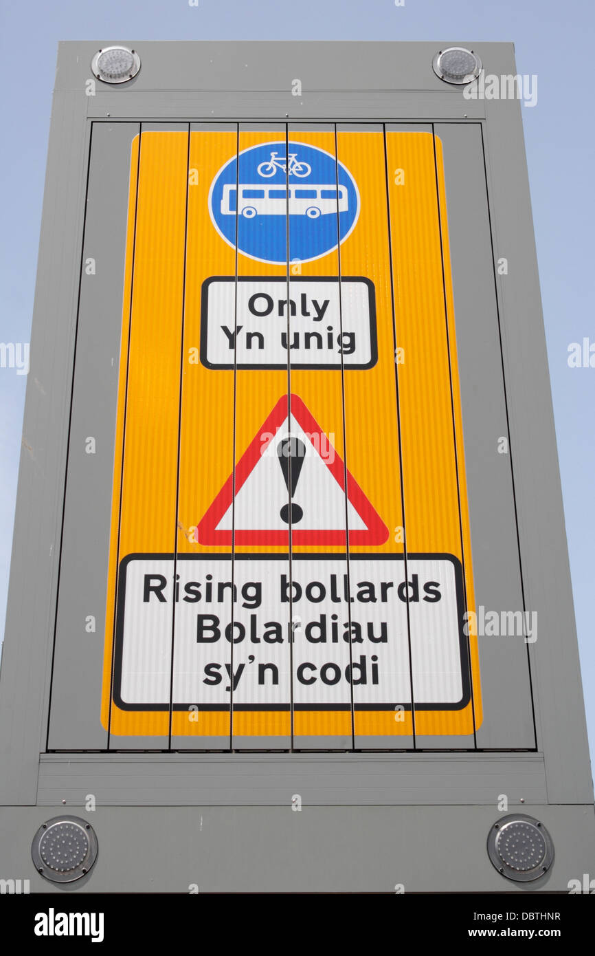 Road signs welsh hi-res stock photography and images - Alamy