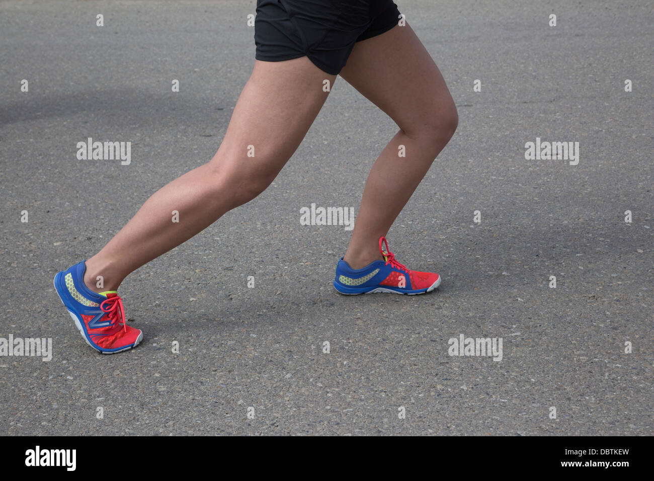 Woman's legs in starting position for run Stock Photo - Alamy