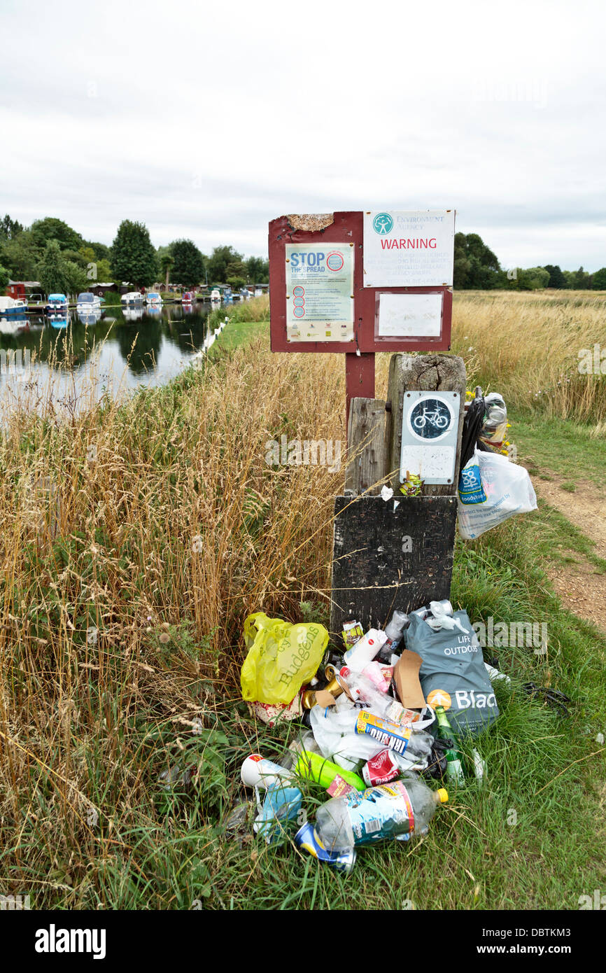 Rubbish trash garbage river hi-res stock photography and images - Alamy