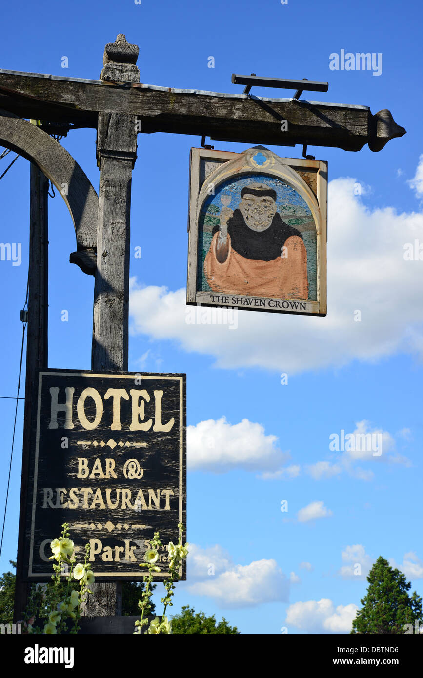 Crown hotel pub sign hi-res stock photography and images - Alamy