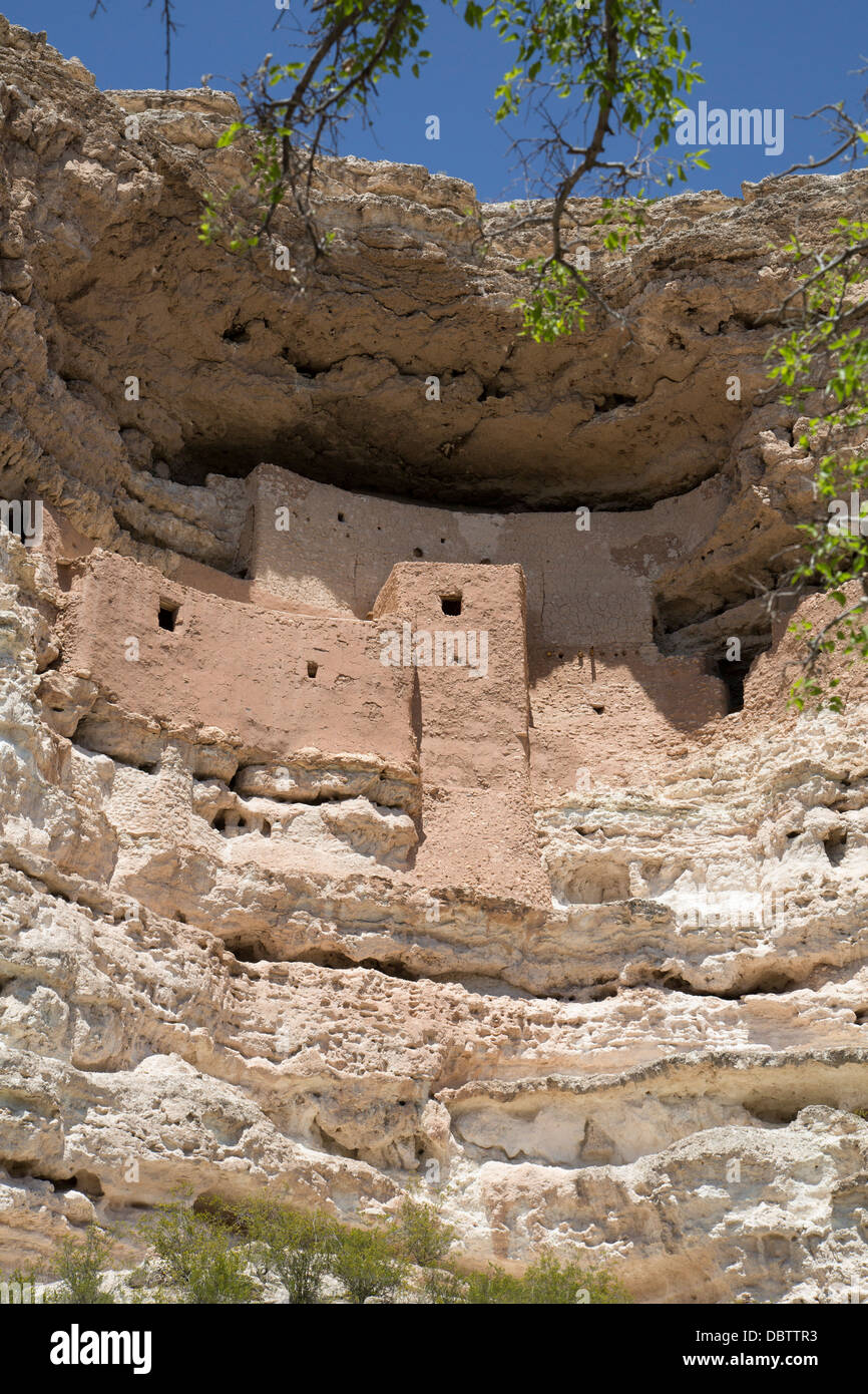 Cliff dwelling of Southern Sinagua farmers, built in the early 1100s CE ...