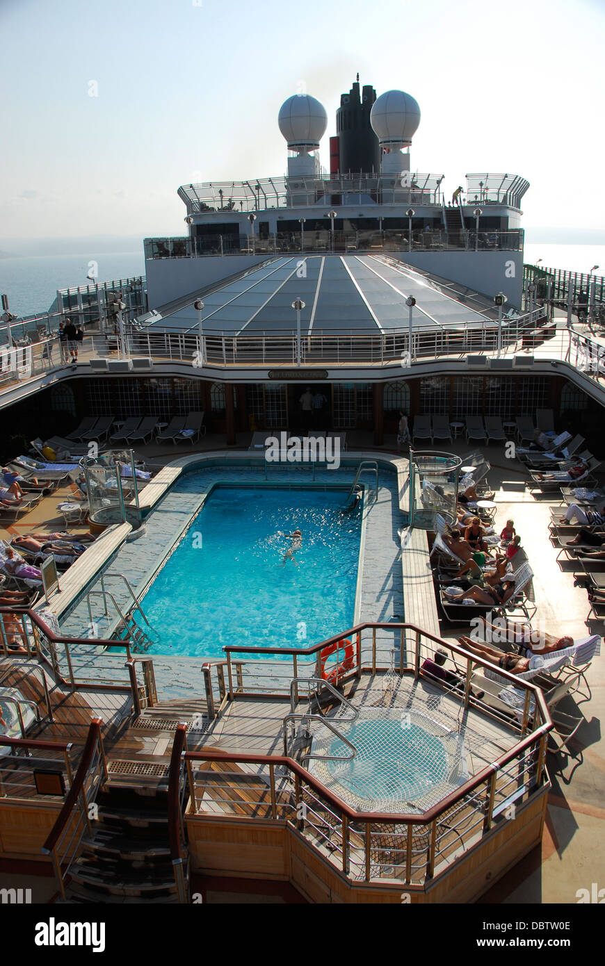 Swimming pool on the Cunard Line Queen Elizabeth Ship Stock Photo - Alamy
