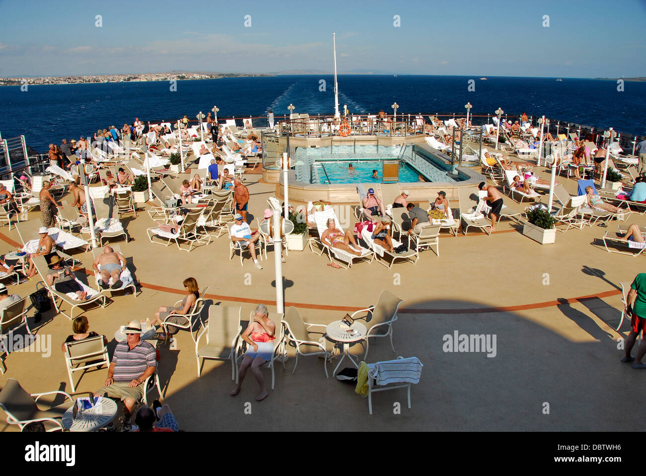 Swimming pool on the Cunard Line Queen Elizabeth Ship Stock Photo - Alamy