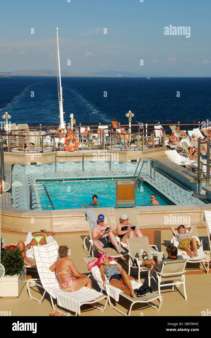 Swimming pool on the Cunard Line Queen Elizabeth Ship Stock Photo - Alamy