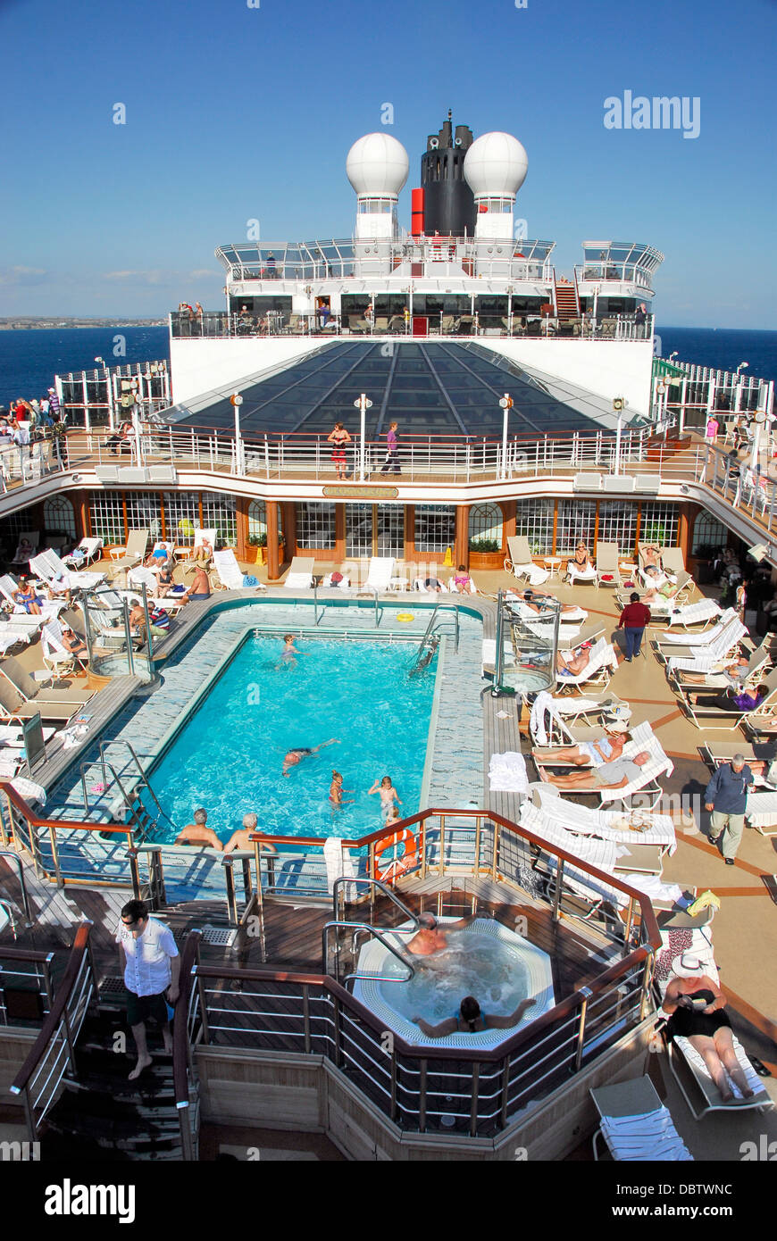 Swimming pool on the Cunard Line Queen Elizabeth Ship Stock Photo - Alamy