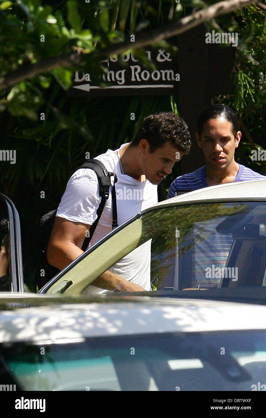 Kris Humphries Family and guests arrive at the wedding venue of Kris ...