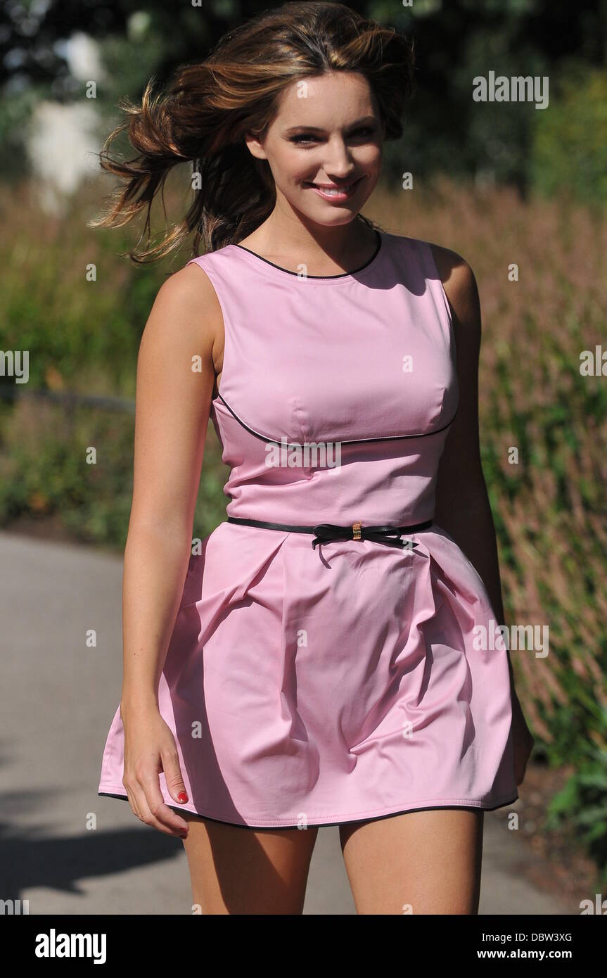 Kelly Brook spotted strolling through Potters Field park London ...