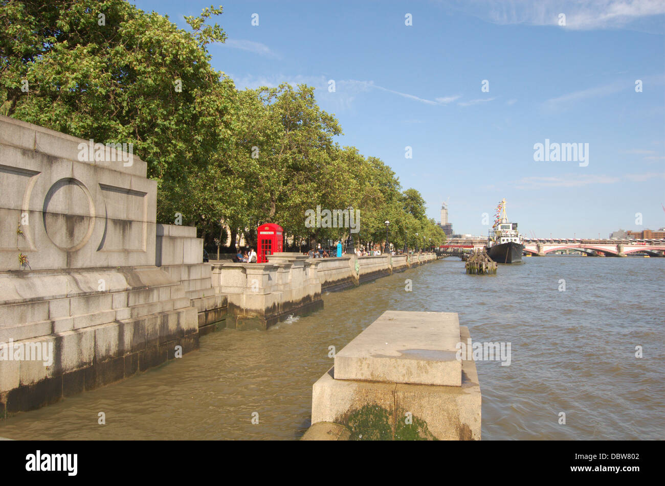 River thames embankment wall hi-res stock photography and images - Alamy