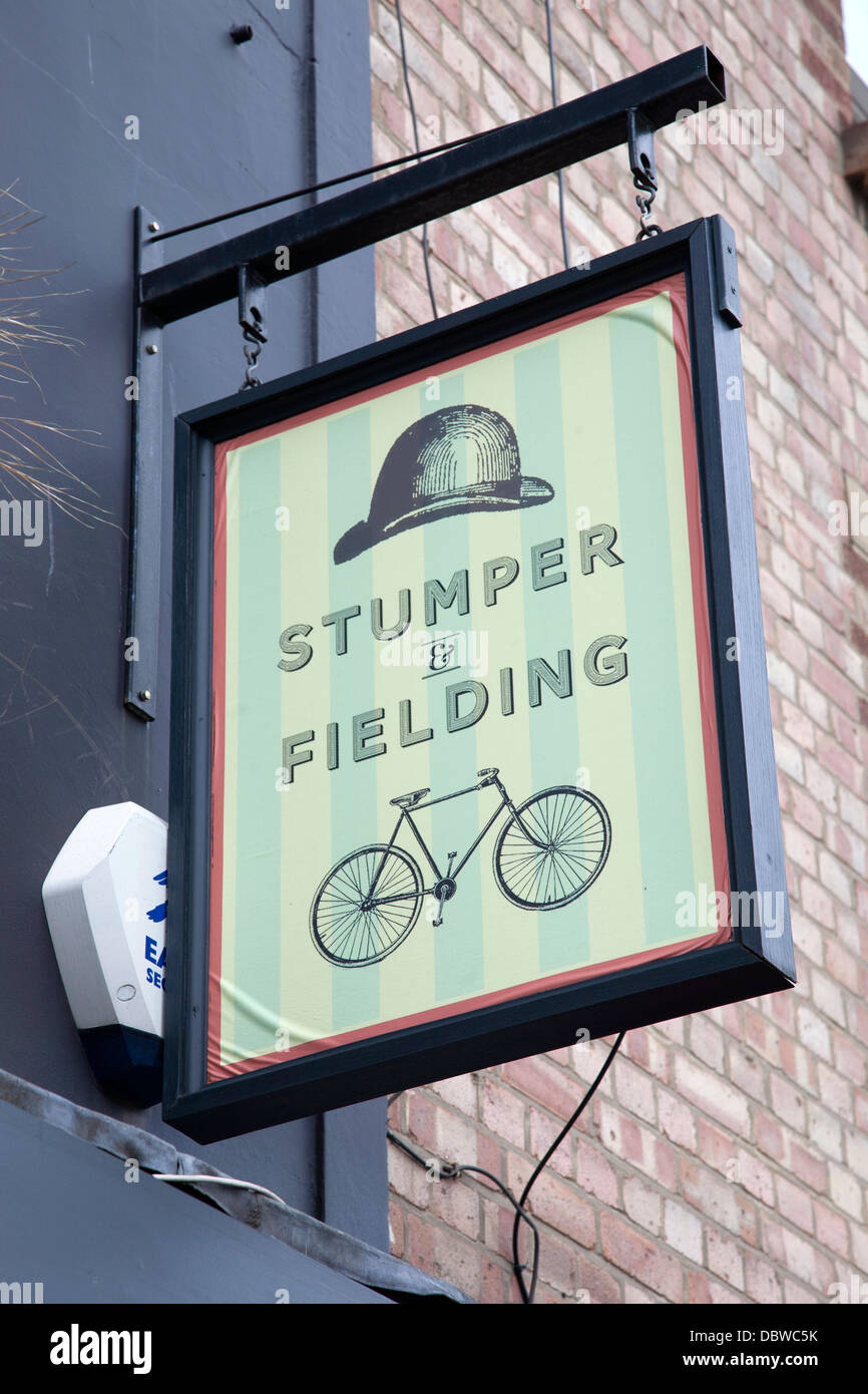 Stumper and fielding hi-res stock photography and images - Alamy