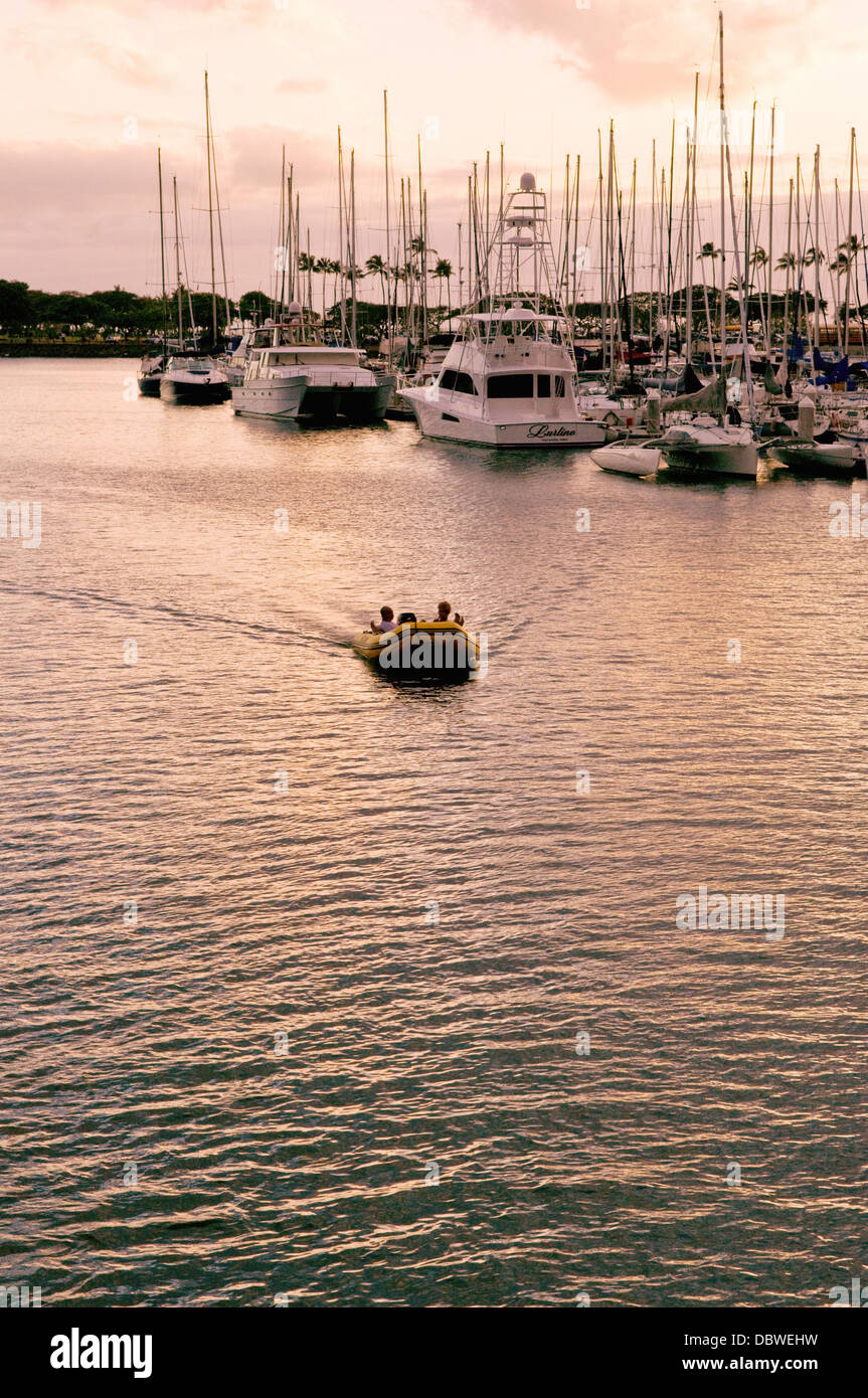 Sunset over honolulu harbor hi-res stock photography and images - Alamy