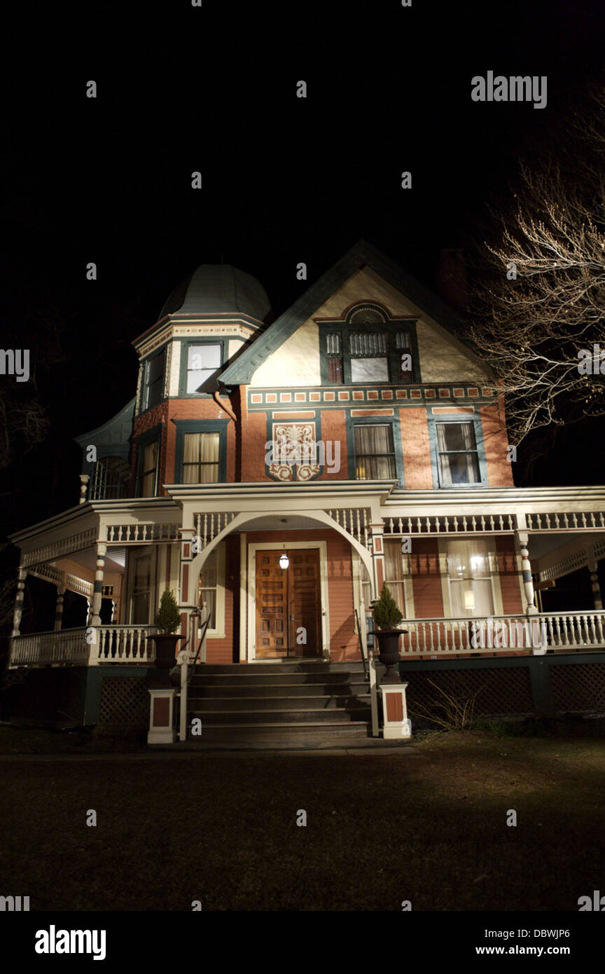 The house of the devil 2009 hi-res stock photography and images - Alamy