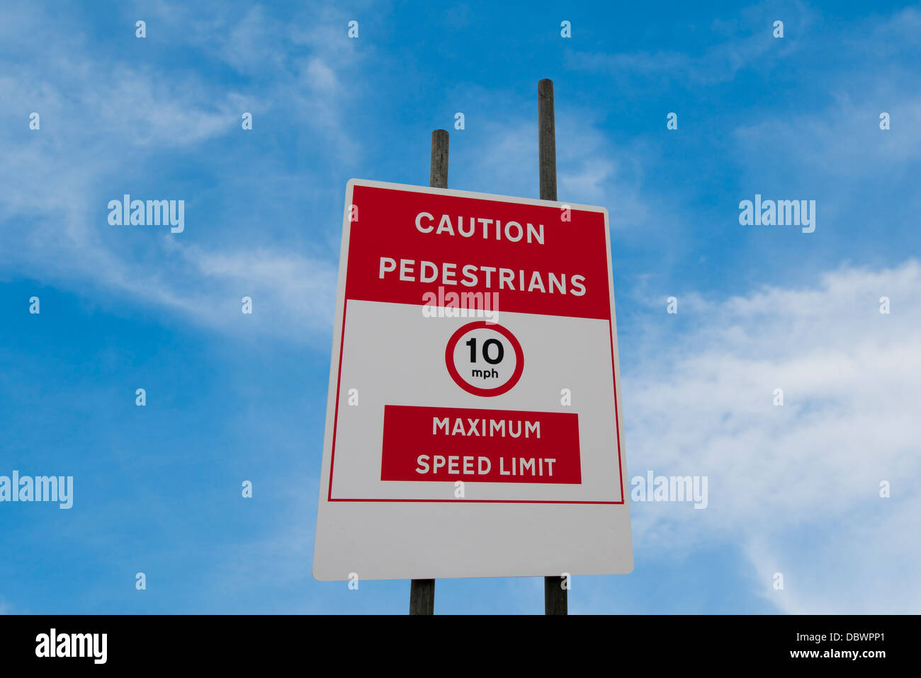 caution pedestrians 10 mph maximum speed limit sign Stock Photo - Alamy