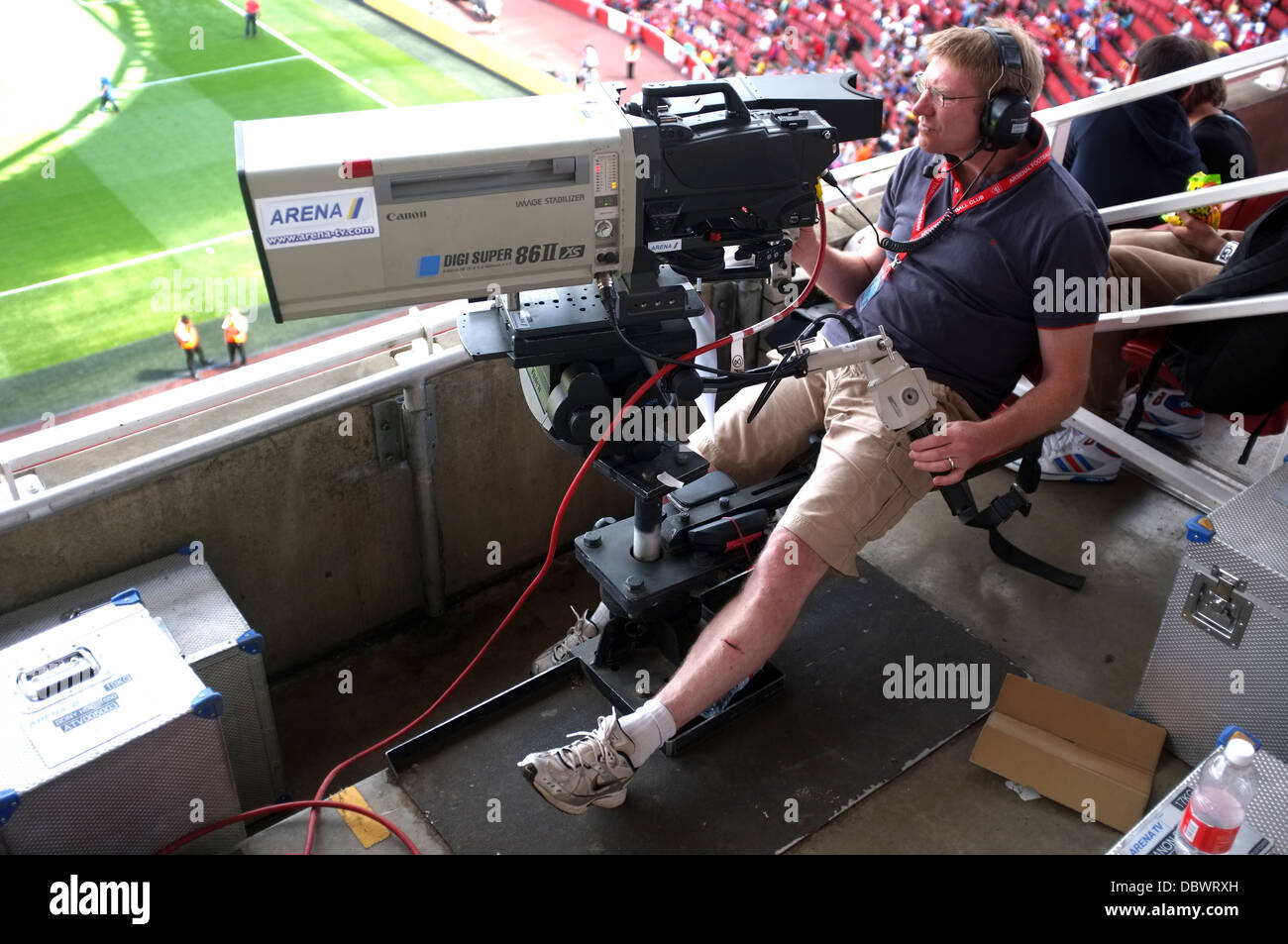 Sky sports cameraman football hi-res stock photography and images - Alamy