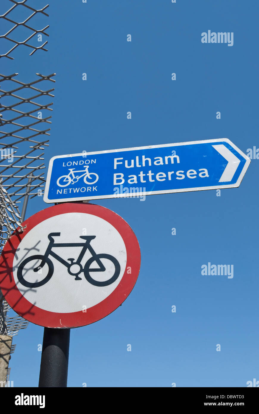 Battersea road signs hi-res stock photography and images - Alamy