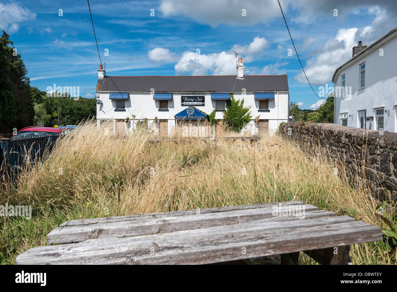 Shuttered pub hi-res stock photography and images - Alamy