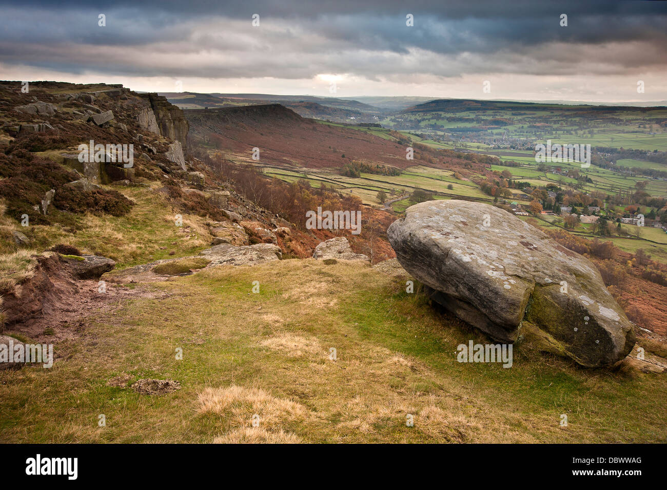 View along Curbar Edge towards Froggatt's Edge in background, in Peak ...
