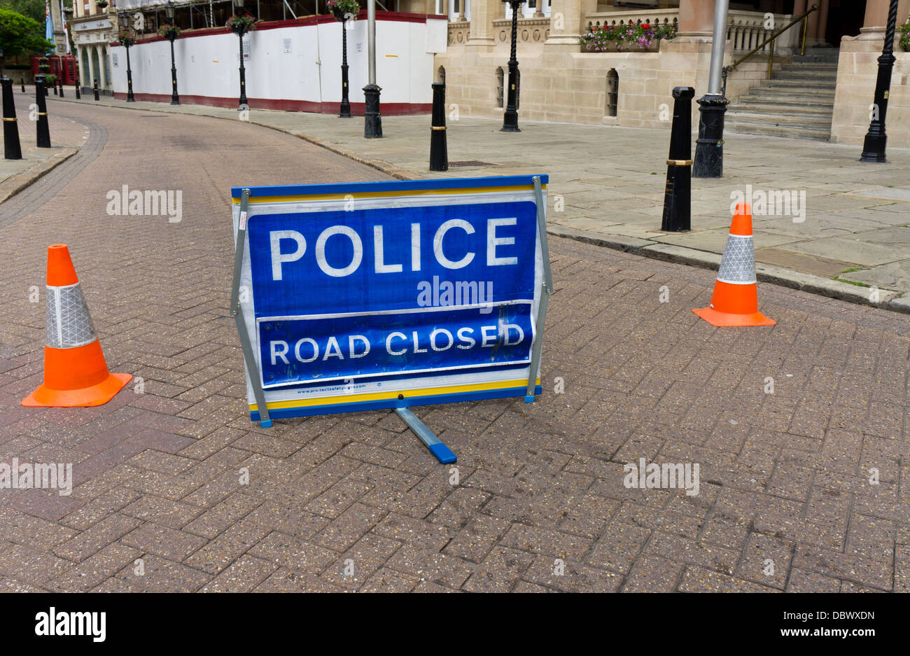 Police road closed sign hi-res stock photography and images - Alamy