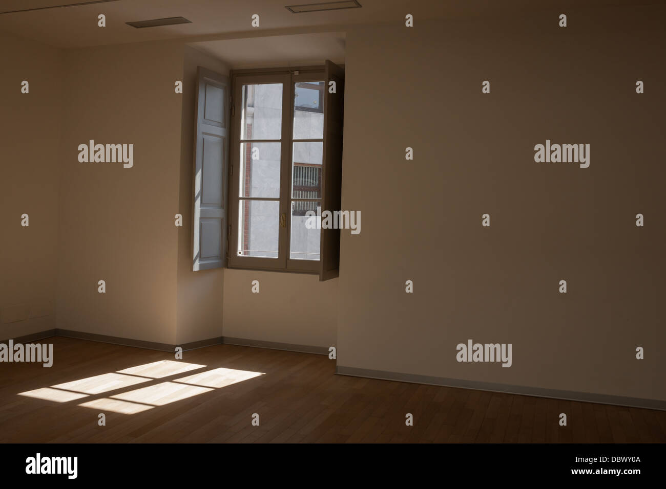 Empty room with window hi-res stock photography and images - Alamy