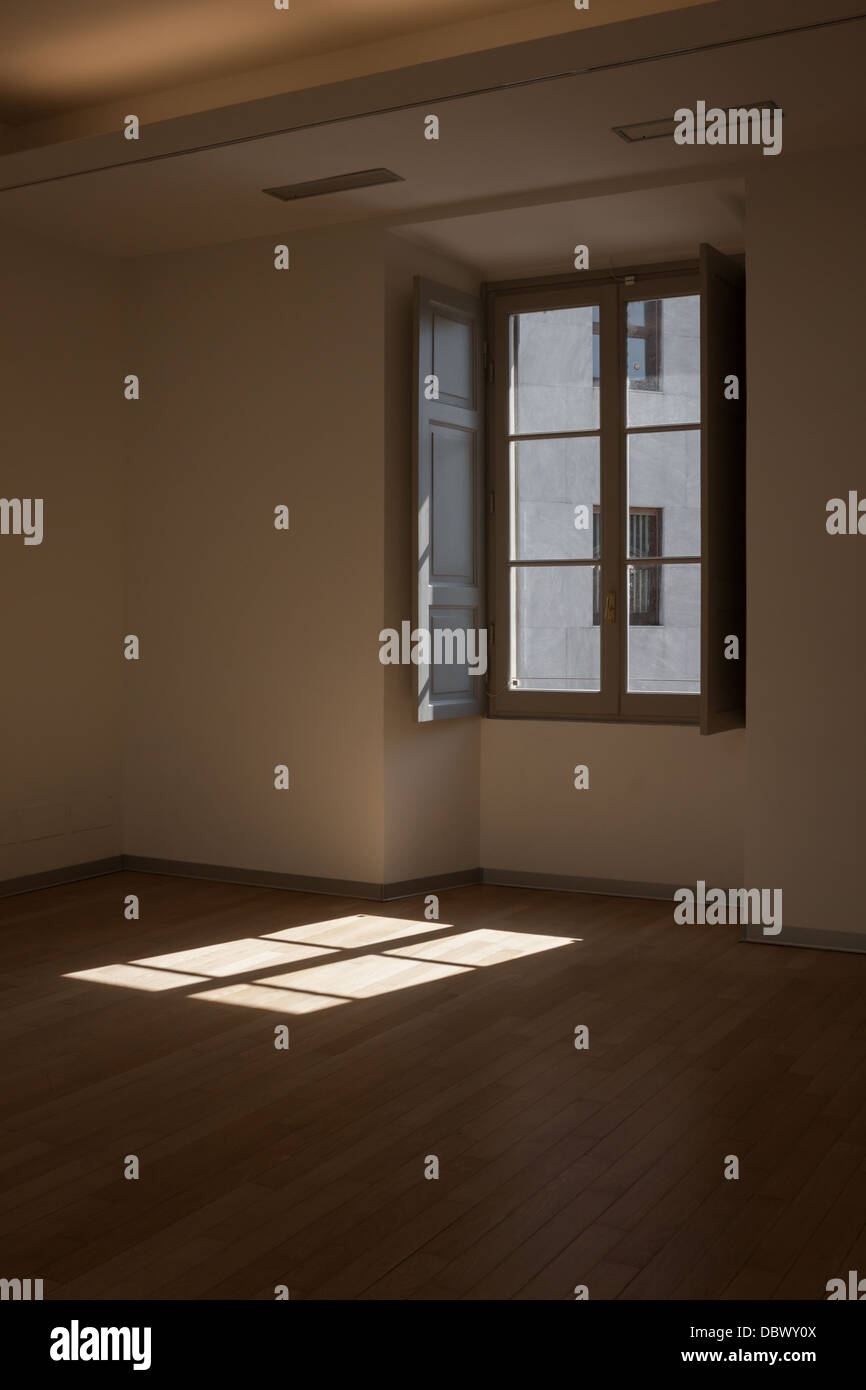 Empty room with window illuminated by sunlight Stock Photo - Alamy