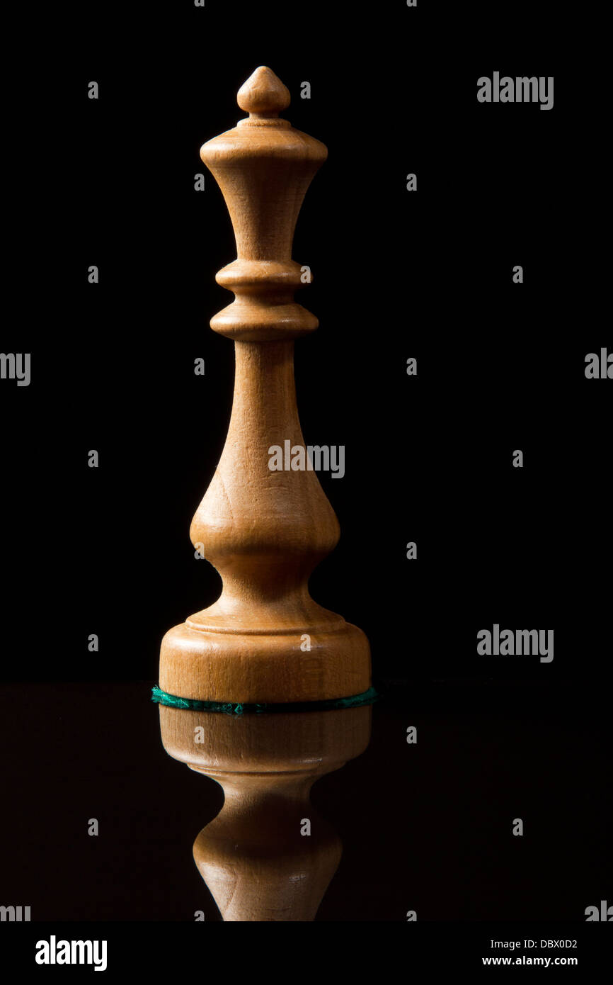 Chess queen isolated on black with reflection Stock Photo - Alamy