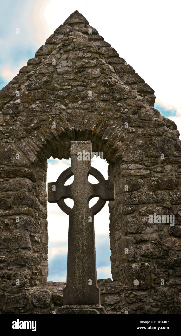 Ireland clonmacnoise cemetery hi-res stock photography and images - Alamy