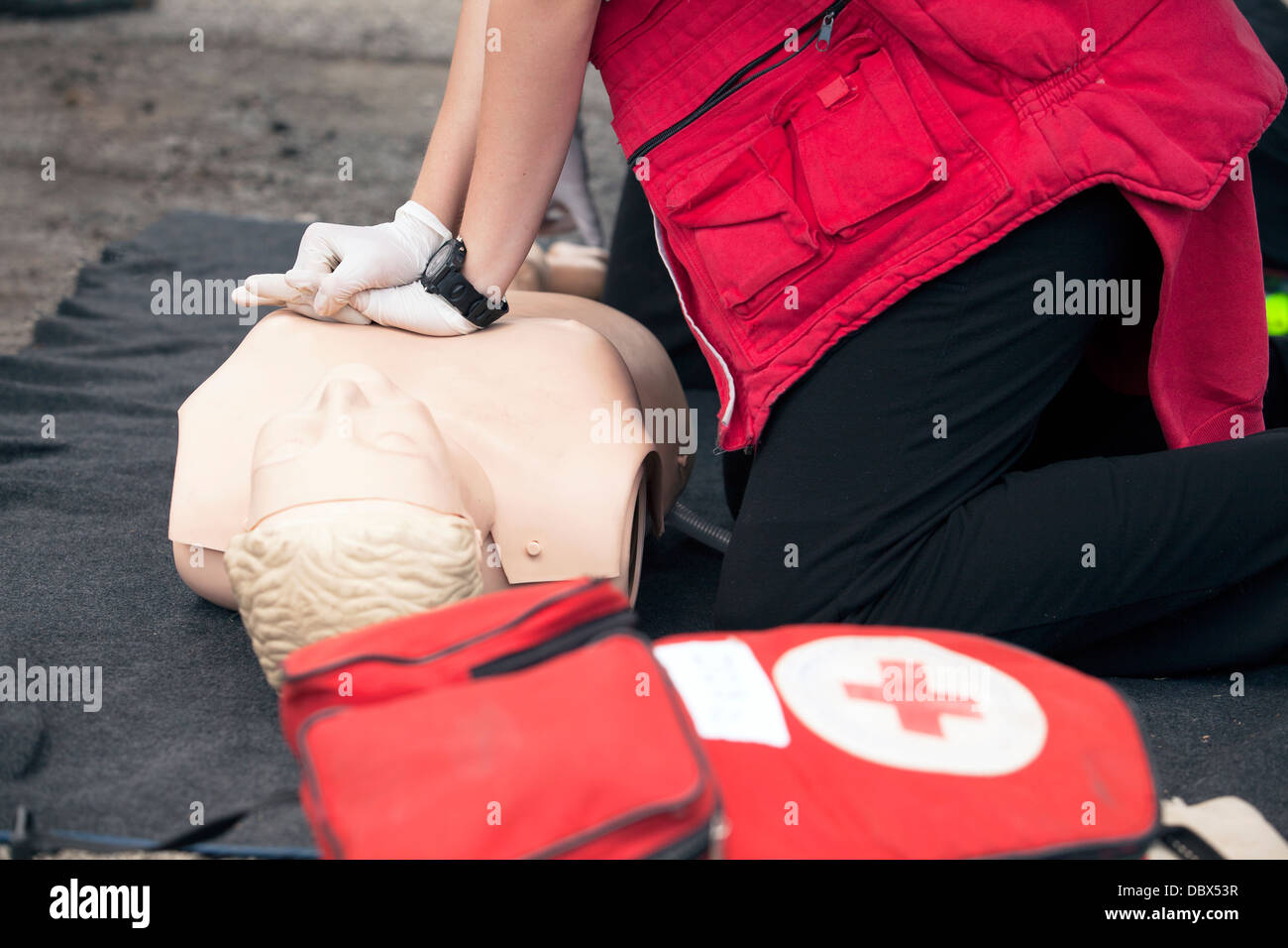 paramedic demonstrates CPR on dummy Stock Photo - Alamy