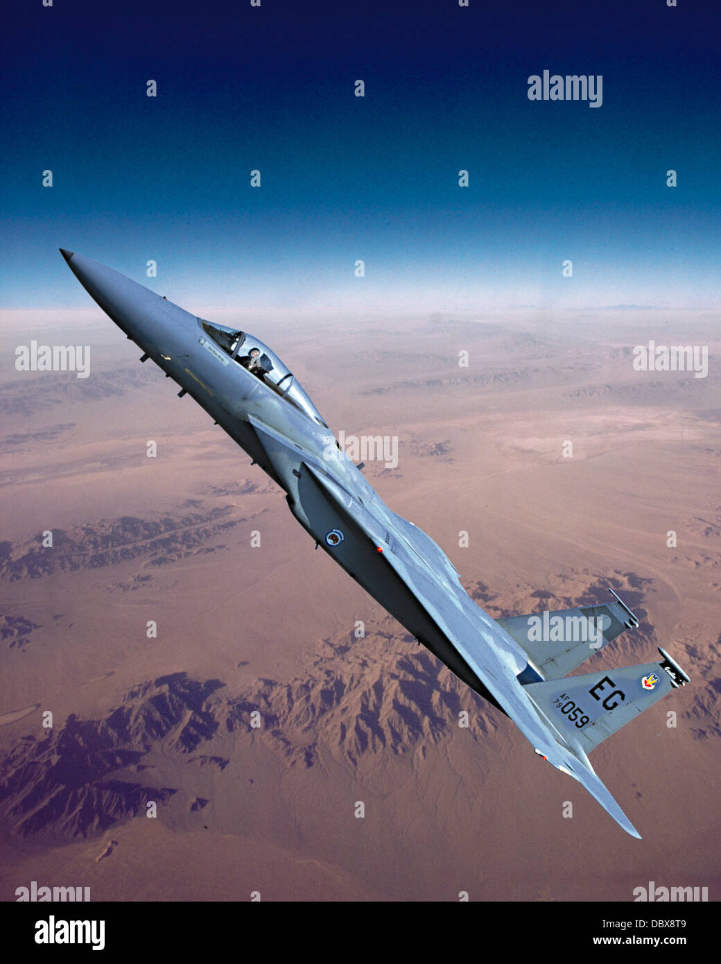 USAF F-15 EAGLE FLYING OVER DESERT Stock Photo - Alamy