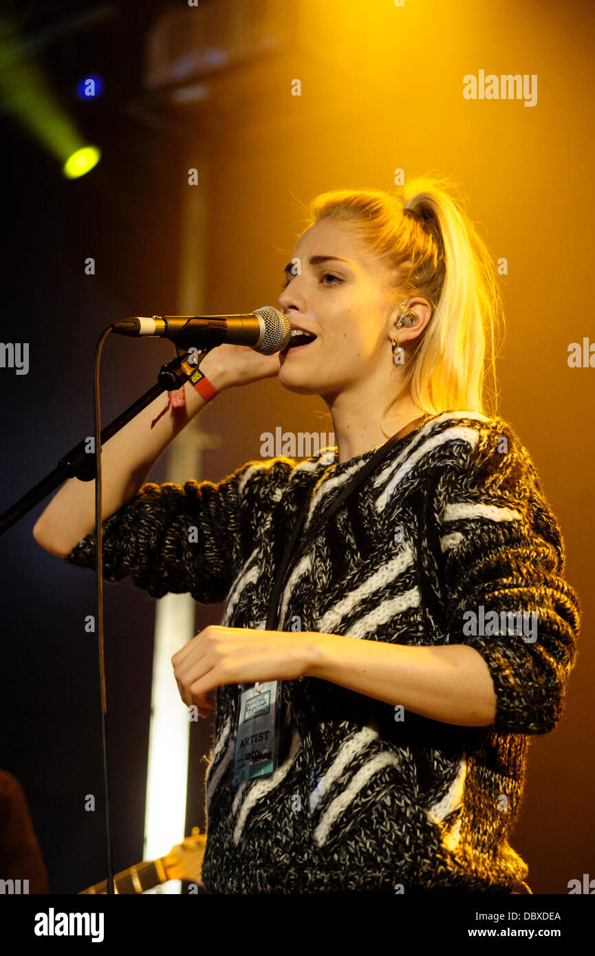 Hannah reid london grammar hi-res stock photography and images - Alamy
