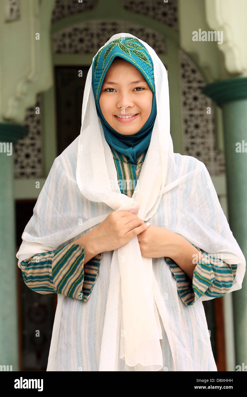 Portrait muslim beautiful girl hi-res stock photography and images - Alamy