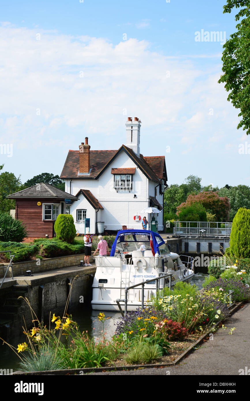 The Goring Lock, Goring-on-Thames, Oxfordshire, England, United Kingdom ...