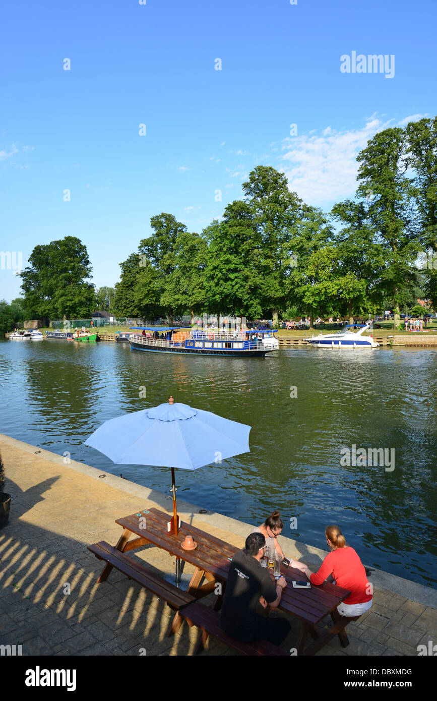 Steam boat cruise on River Thames, Wallingford, Oxfordshire, England ...