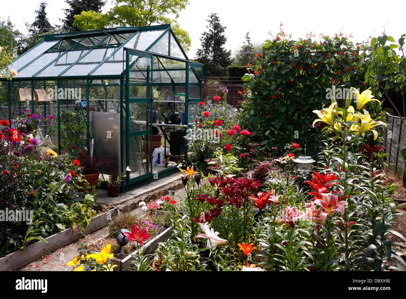 English garden borders hi-res stock photography and images - Alamy