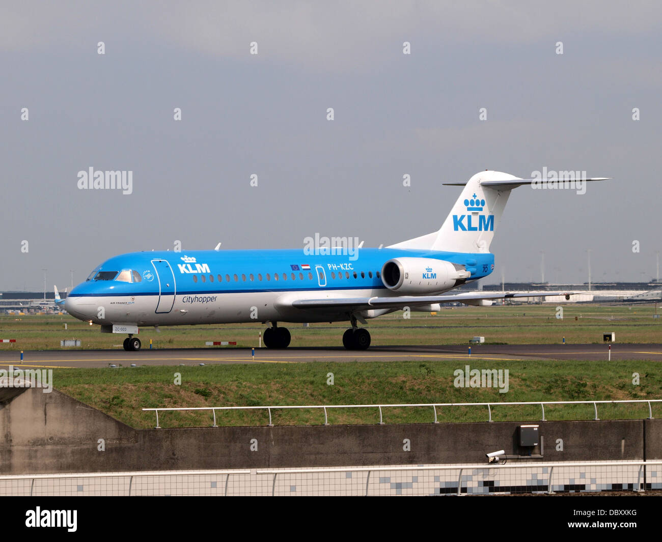 Klm fokker f70 jet airliner hi-res stock photography and images - Alamy